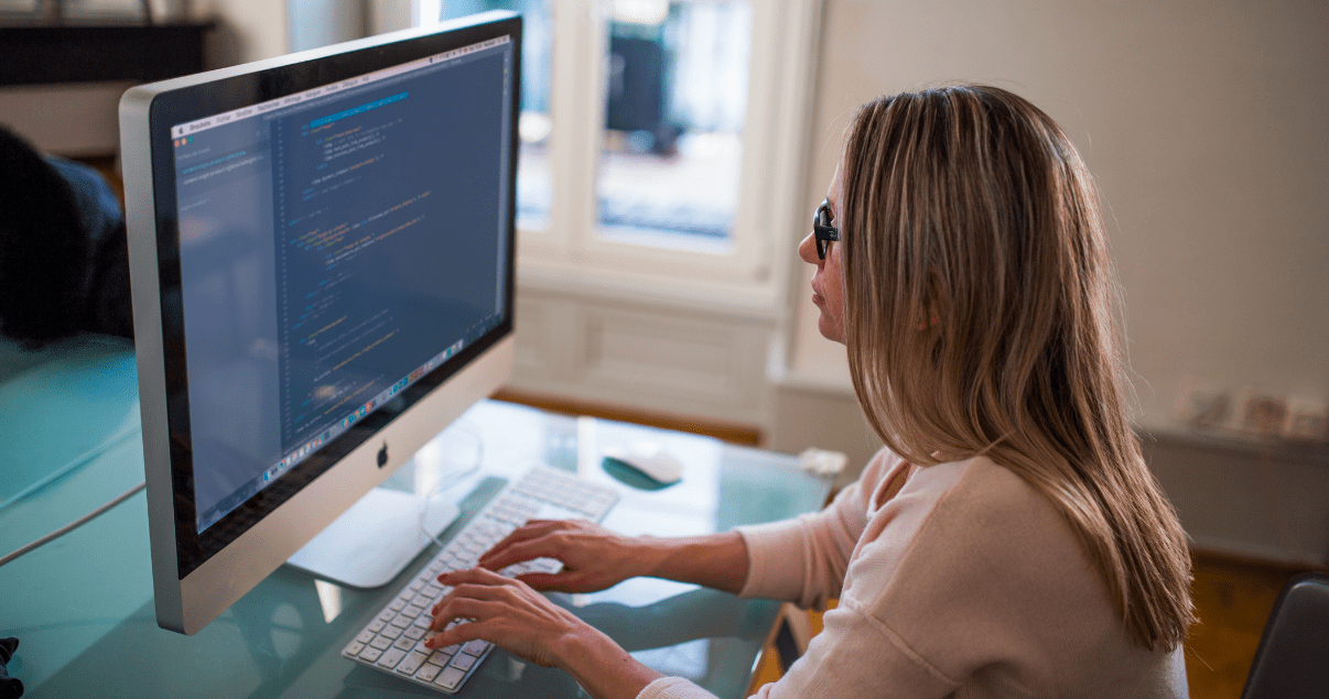 mujer programando – Genaden